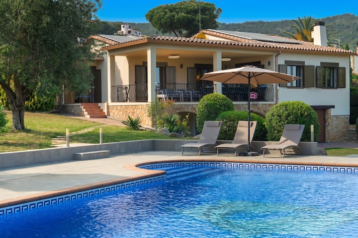 5br Villa For 10 With Pool, Garden & Parking - Palamós