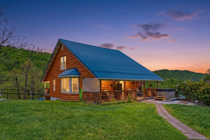 Walkable To Local Attractions W/hot Tub & Fire Pit - Berkeley Springs, WV