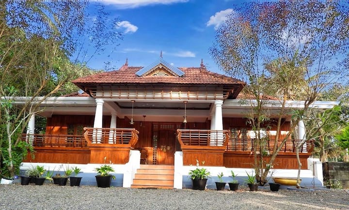 Avera Heritage Villa 6 Bed Room - Thekkady