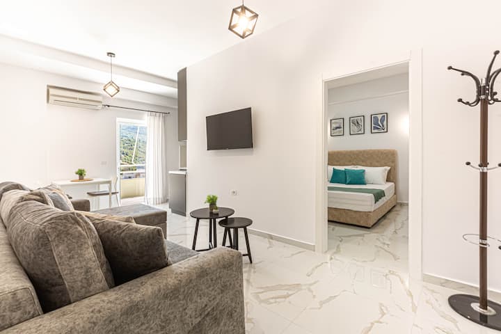 Alpha 1br Apt | 3 Min Beach, Kitchen And Balcony - Himarë