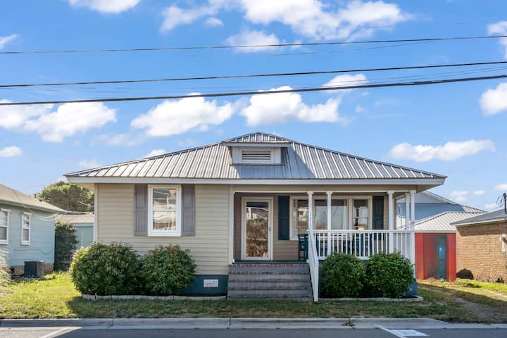 King's Cottage, Just Steps From The Boardwalk - Kure Beach, NC