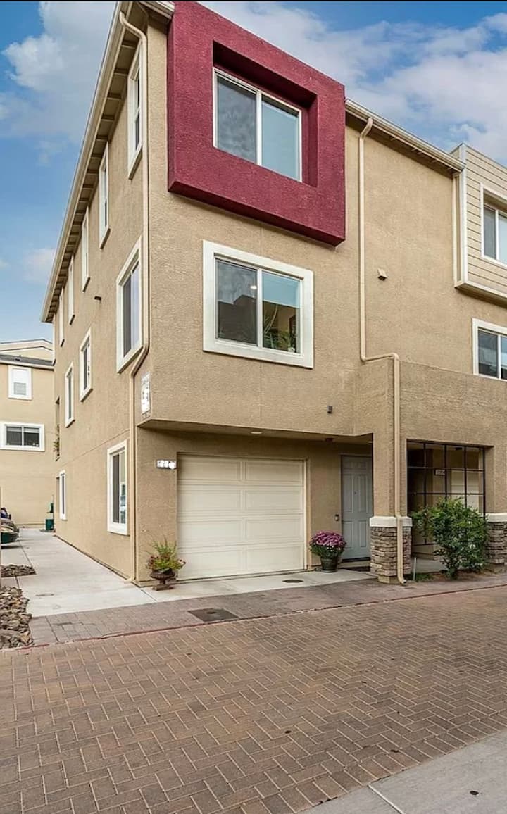 2 Bd 2.5 Bth Located Just Mins From Downtown Reno. - Sparks, NV