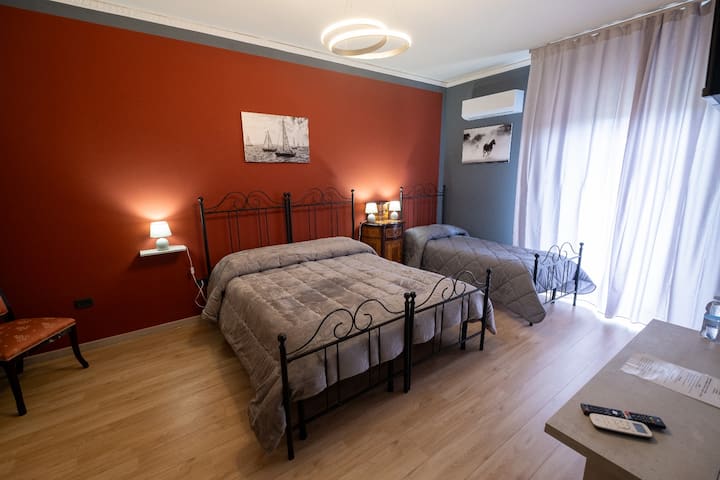 Room 112 Oltremare 
Stanza 1 - Bagheria