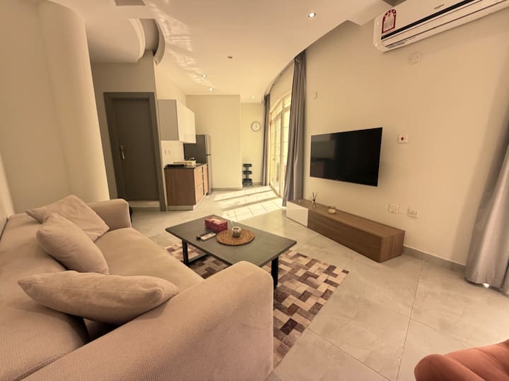 Bright Apartment Facing Pool - Qatar