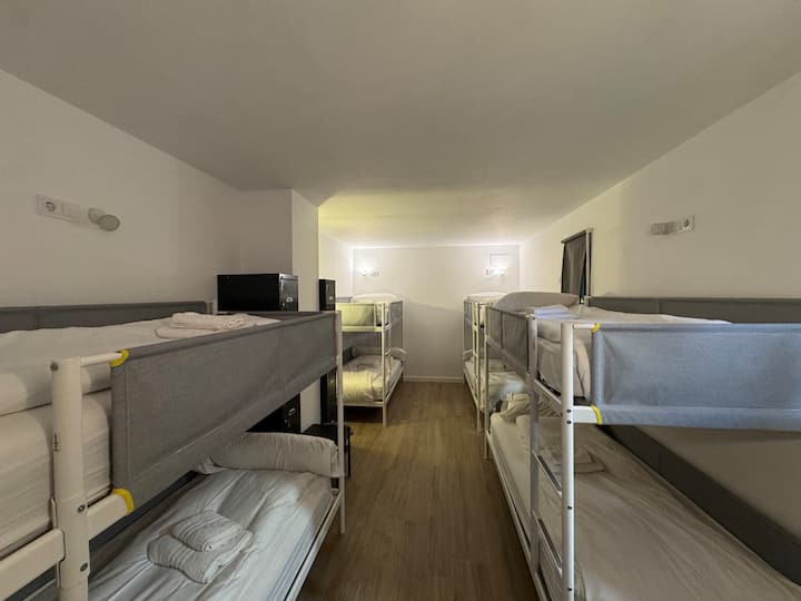Cama En Dormitorio Mixto De 8 Con Baño En Suite - Fuengirola