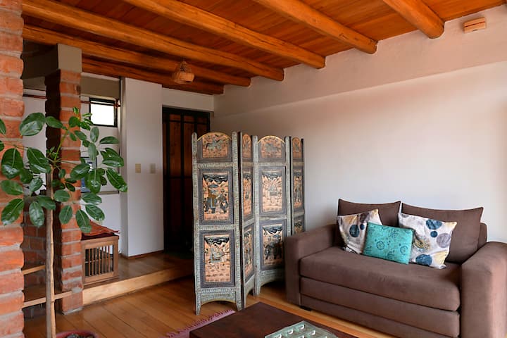 Guápulo: 1 Dormitorio, Sofá Cama Y Vista - Quito