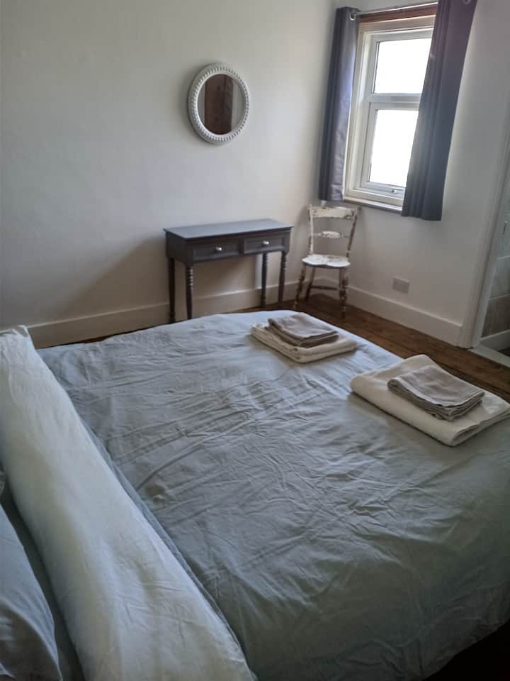King Ensuite Room Near Vitality Stadium - Boscombe