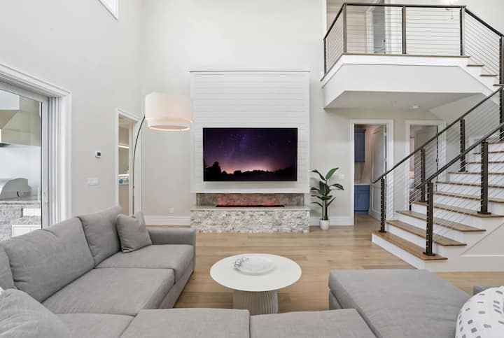 Central Naples Luxury | Pool, Spa & Prime Location - Naples, FL