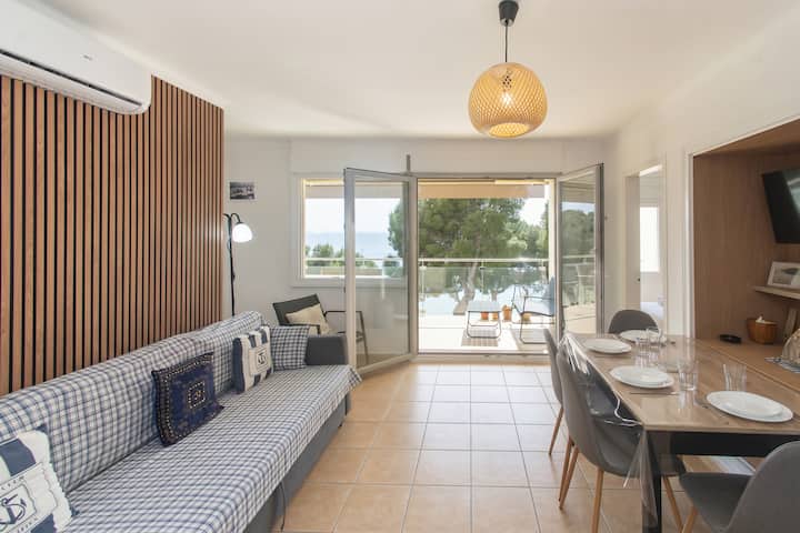 Beachfront Apartment With Direct Beach Access - Cadaqués