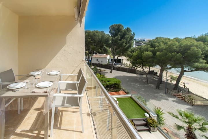 Beachfront Apartment With Direct Beach Access - Cadaqués