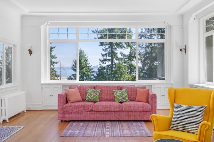 Luxe 3br Coastal Retreat | Views, Hot Tub & Bbq - Canada