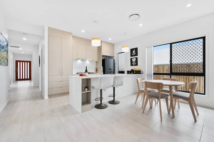 The Pinnacle | Luxury 4br Home | Alfresco Living - Caboolture