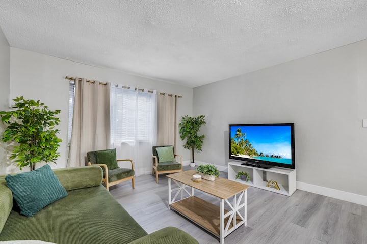 Emerald Oasis - 1 Bed & 1.5 Baths W Great Location - Pembroke Pines, FL