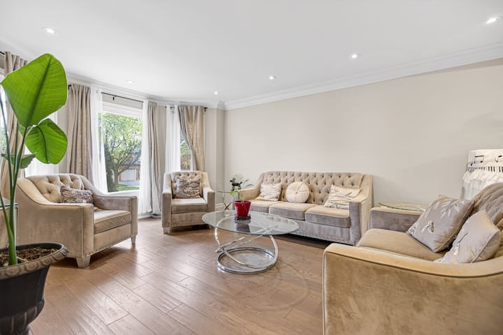 Luxury 4br Home W/ Crystal Chandeliers - Vaughan