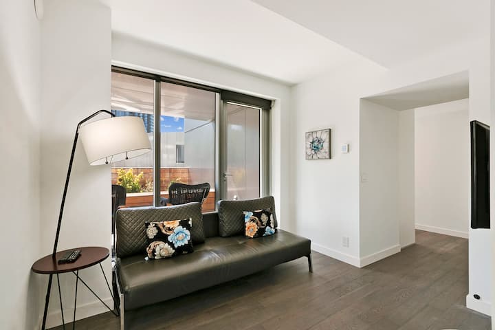 D3 - Amazing One Bed + Den, With 2 Terraces - Vancouver