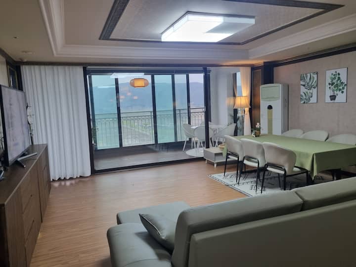 해운대에서  경주로 이전된 몽돌하우스 (68평). - Busan