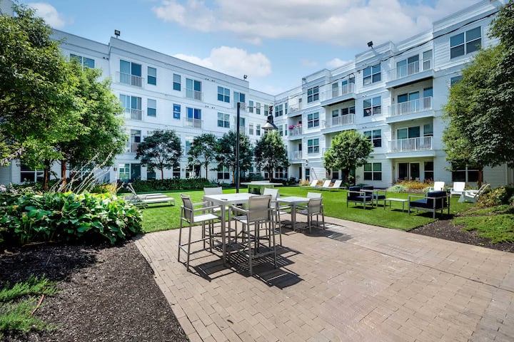 Modern Apt With Pool | Walk Downtown - Stamford, CT