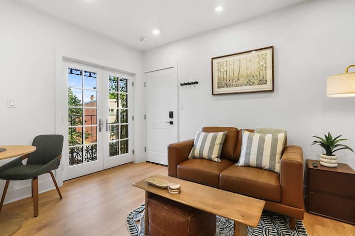Sojourn Stylish 1bd With Dedicated Workspace - Washington, D.C.