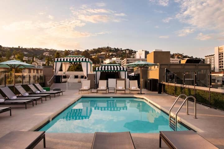 4 Elegant King Suite With City View Balcony - Los Angeles, CA