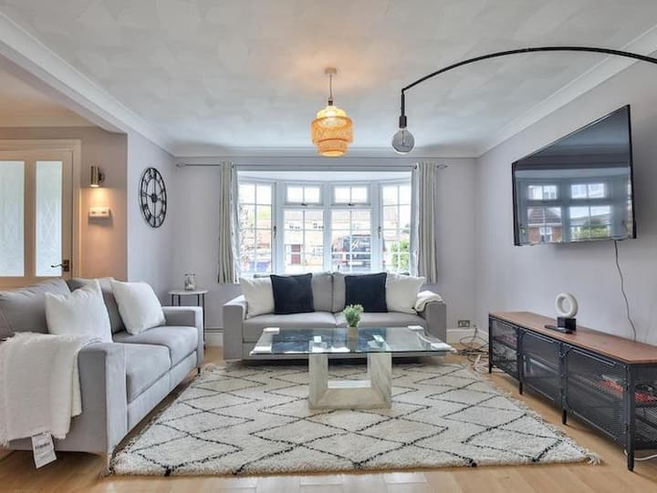 Newly Refurbished Modern Home - Windsor