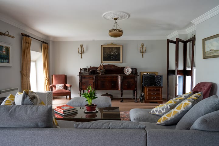Westport Town Center 2 Bed Apt, Old World Charm. - Westport