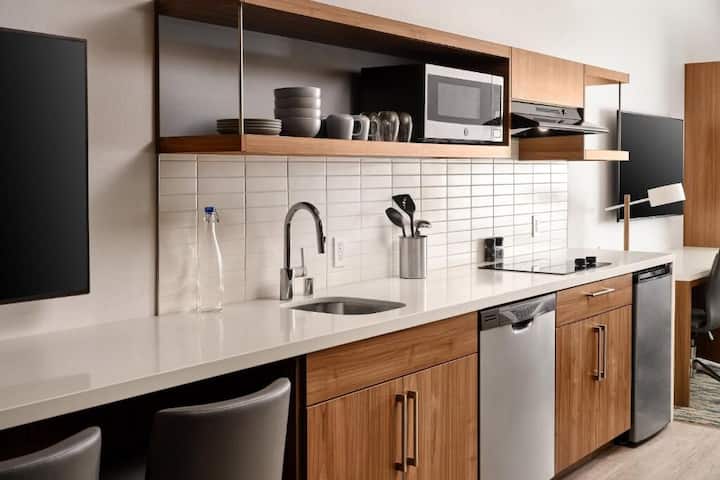 Anaheim Stay Near Disney! | 3 Units | Pets Allowed - Anaheim, CA