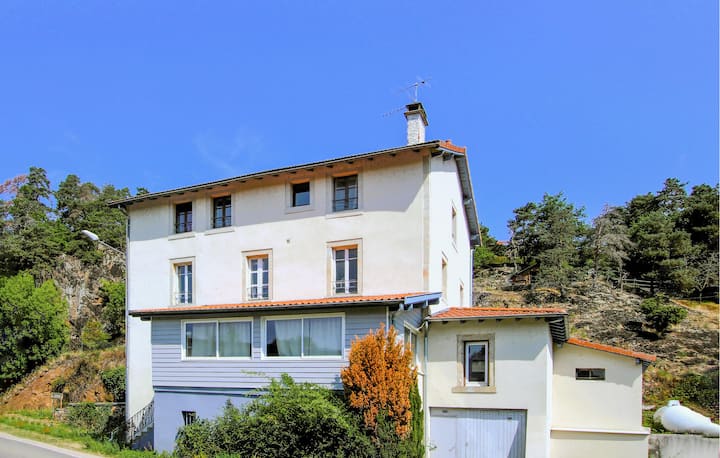 Gorgeous Apartment In Saint-germain-la-prade - Saint-Germain-Laprade