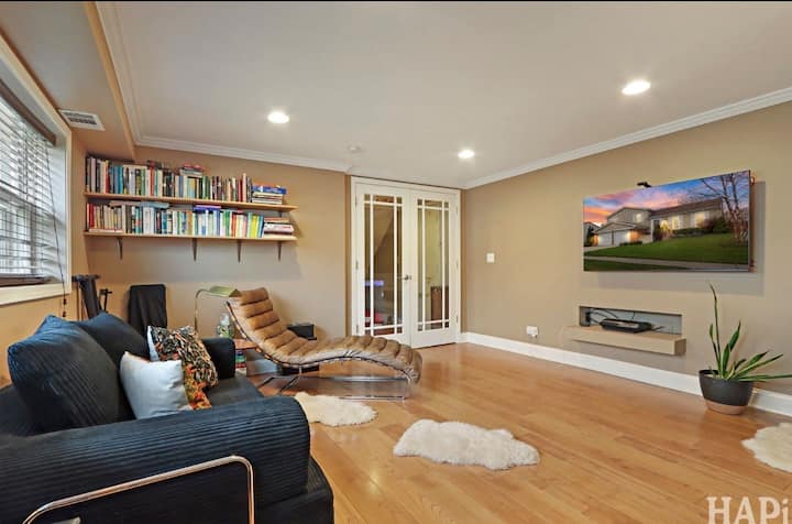 Spacious Chicagoland Home W/ Hot Tub & Fire Pit - Bartlett, IL