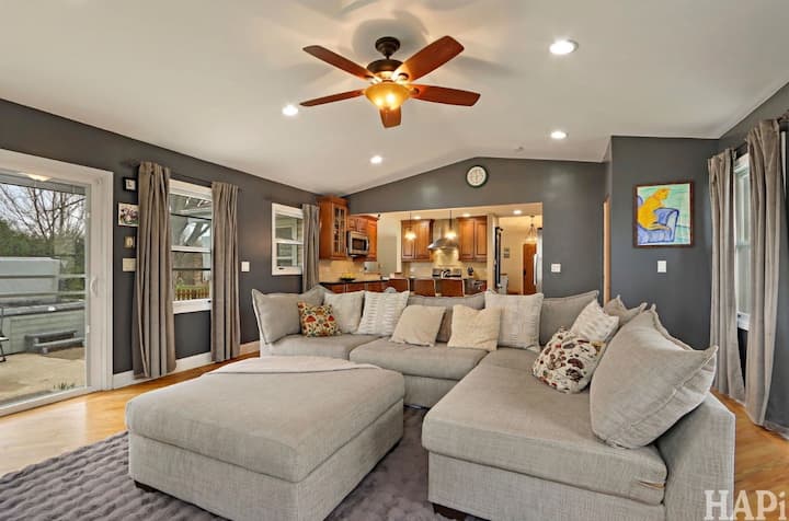 Spacious Chicagoland Home W/ Hot Tub & Fire Pit - Bartlett, IL
