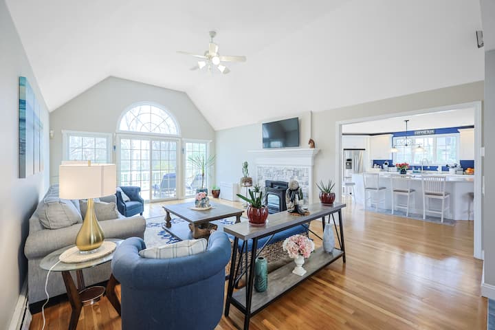 New Estate With Hot Tub, Game Room & Home Theater - Sandwich, MA