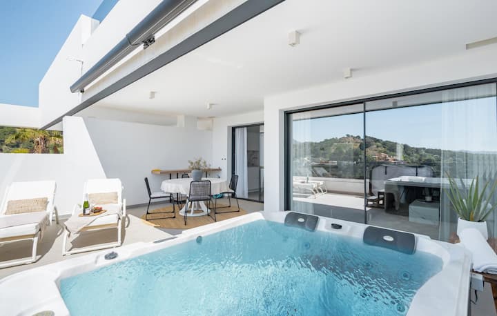 Contemporary 2-bed Apartment With Views To Africa - Estepona