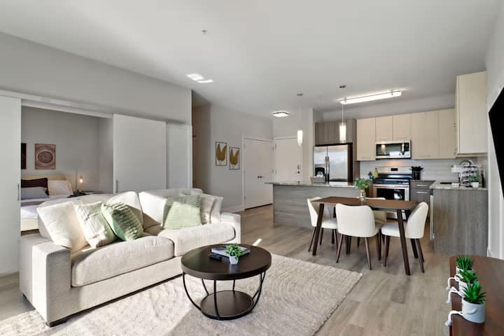 Luxury 2br Escape | Pool, Pickleball, Sauna - Naperville