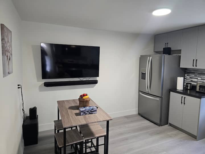 Modern Cozy Apartment In Prime Location - Niagara Falls