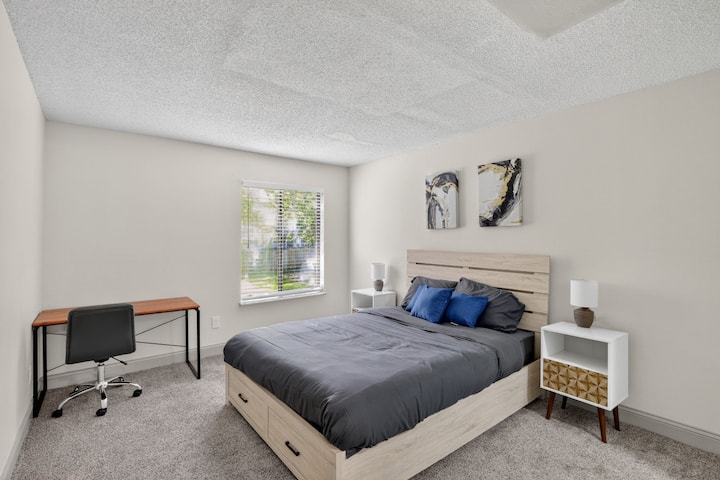 Comfortable 1-bedroom With Cozy Living - Overland Park, KS