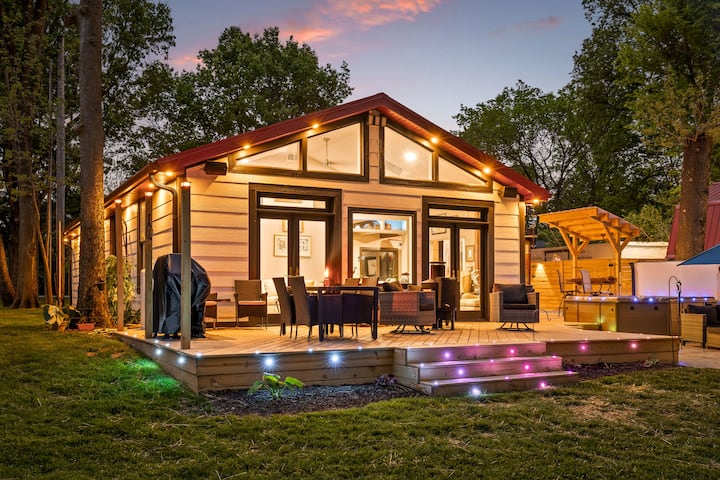 Riverfront Retreat With Hot Tub - Pet Friendly! - Fishers, IN
