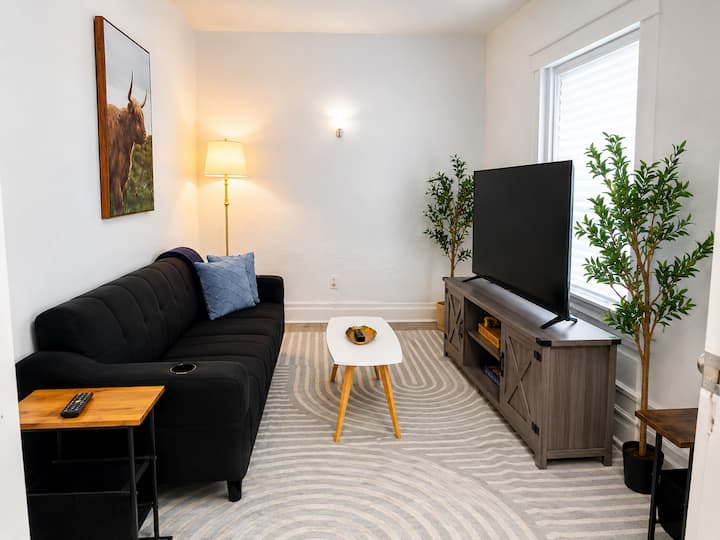 Spacious Modern 2br Apartment • Sleeps 6 - Niagara Falls