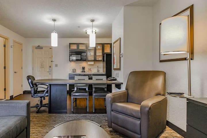Sonesta Simply Suites | Queen Suite - Cherry Hill, NJ