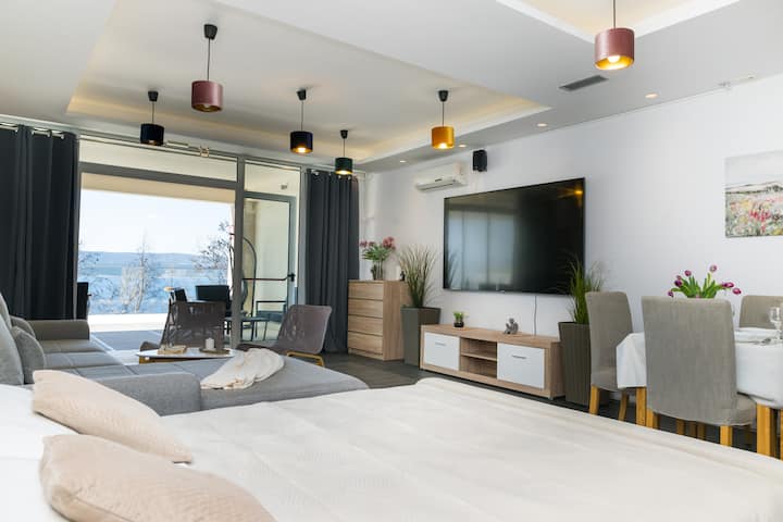 Villa Jolara - Luxury Apartment By The Pool - Mimice