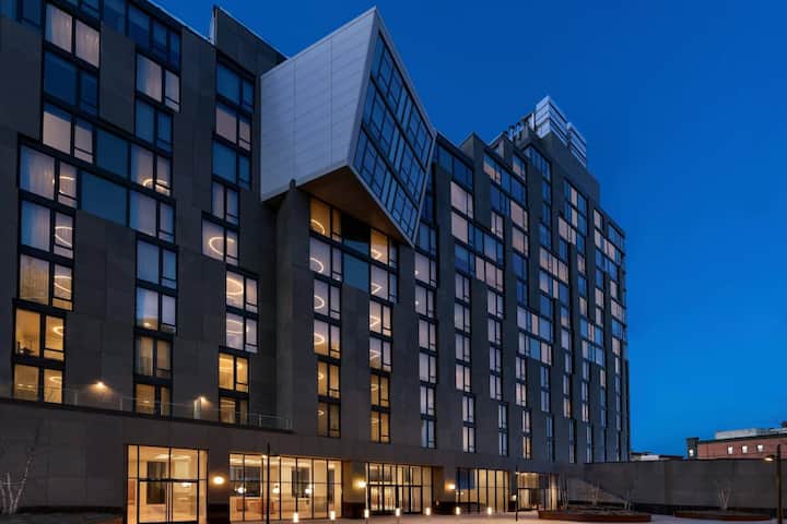 Near Williamsburg Bridge + Rooftop Pool. Bar. Gym. - Brooklyn, NY