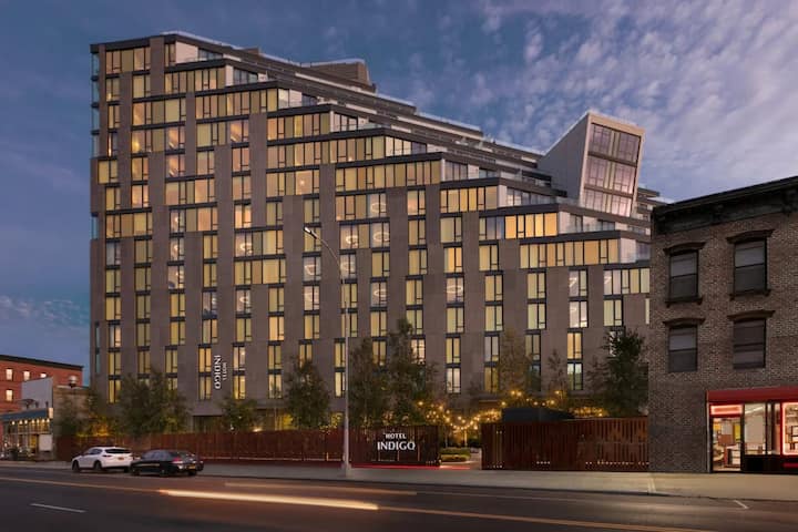 Close To Bedford Ave + Rooftop Pool. Dining. Gym. - 