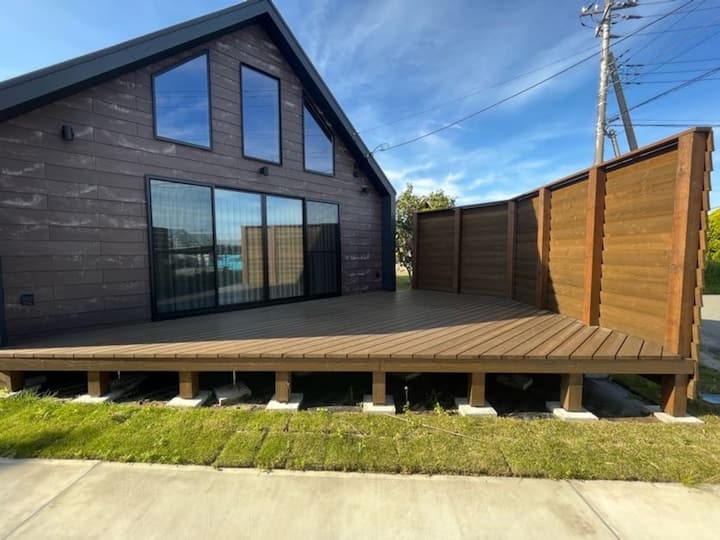 【九十九里浜すぐ】閑静なエリアに佇むオシャレな一軒家｜モダンな内装と広いデッキでBbqを楽しむ - 東金市