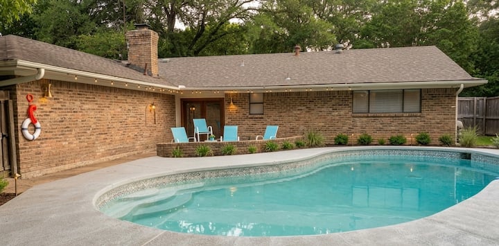 Relax & Play: Cozy Home W/ Pool + Arcade Fun - DeSoto, TX