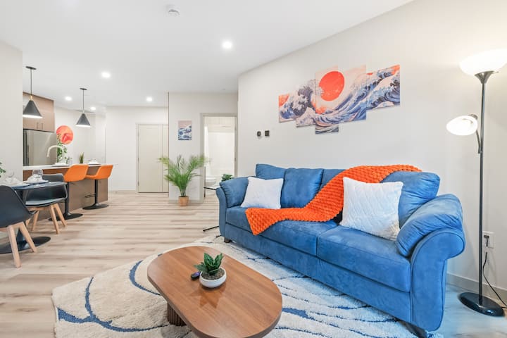 Colourful & Cozy Luxury Suite | Modern Amenities - Canada