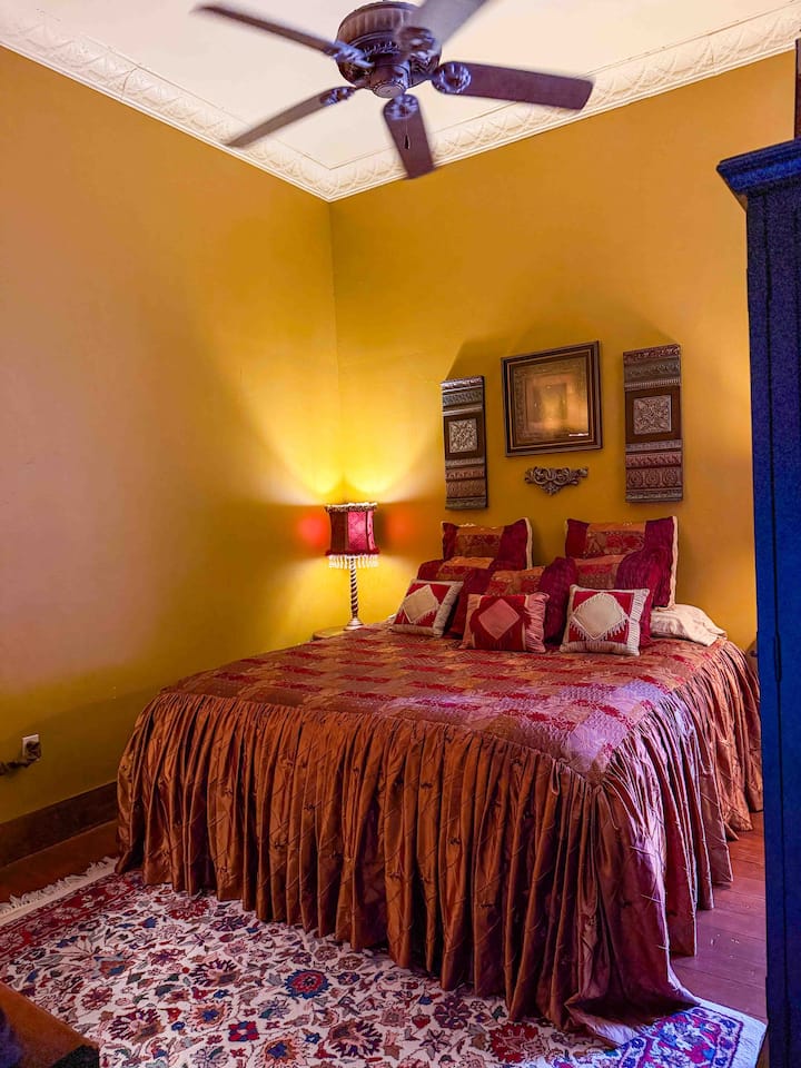 La Nonna | The Madame’s Suite For 3 - Gainesville, TX
