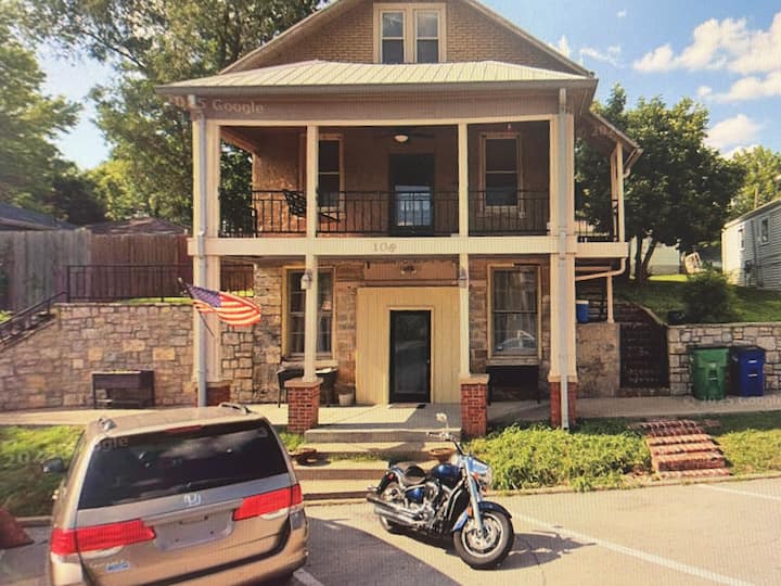 Big Lovely House - Platte City, MO
