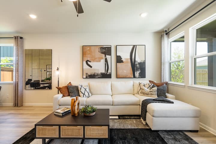 Luxury Monthly Retreat | 4br + 2 Offices+ Pool - Round Rock