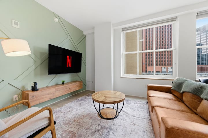 Sleek Urban Studio | Prime Downtown Location - Cleveland