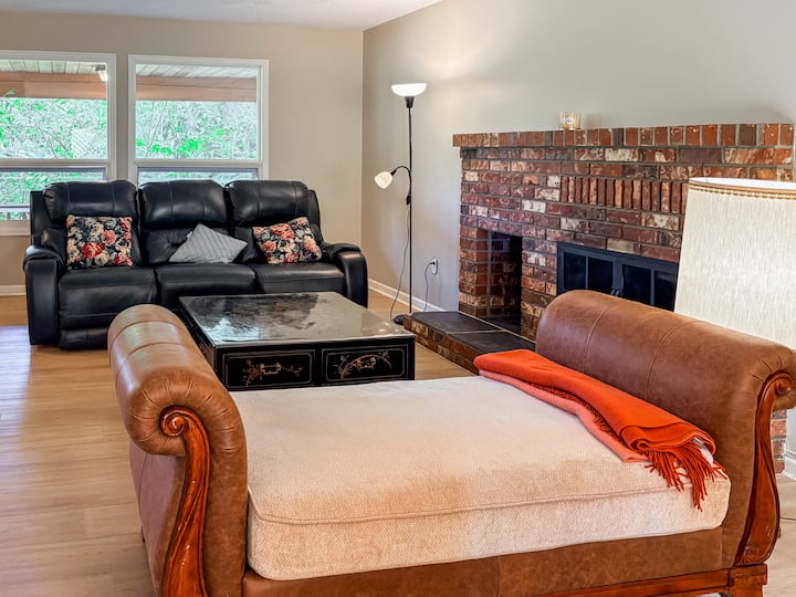 Cozy 4br Stay Near Heritage Park Mission - Mission