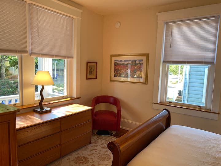 Cozy First Floor, Two Bedroom, One Bath Apartment. - Chesapeake, VA