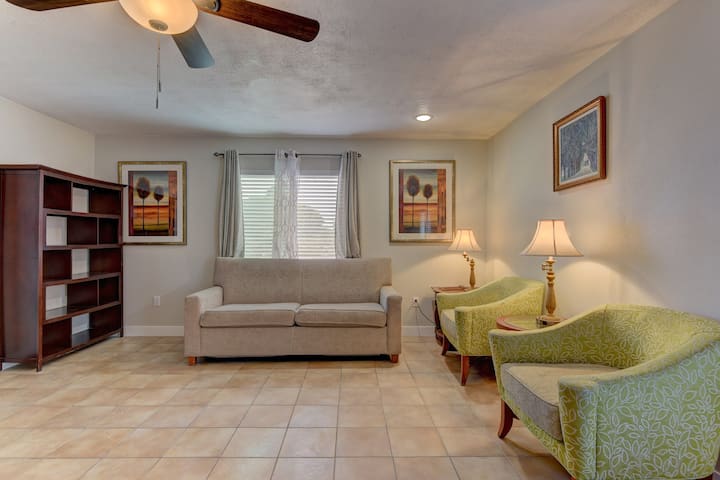 Nice 2 Bedrooms Main House Of Custom Home - Henderson, NV